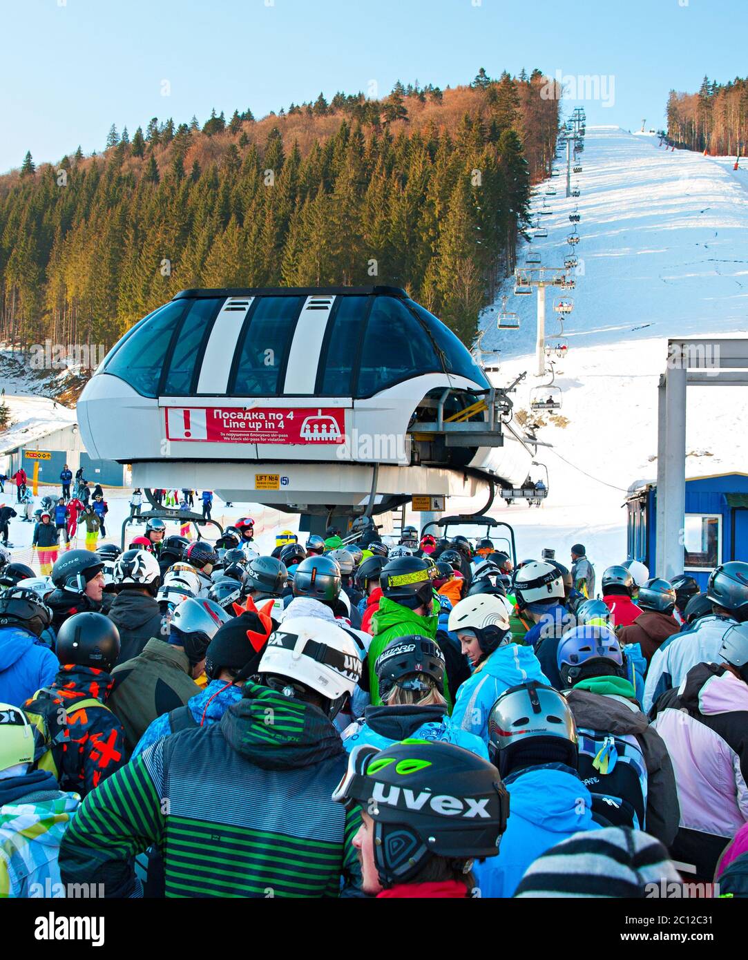 Crowded ski slope hi-res stock photography and images - Alamy