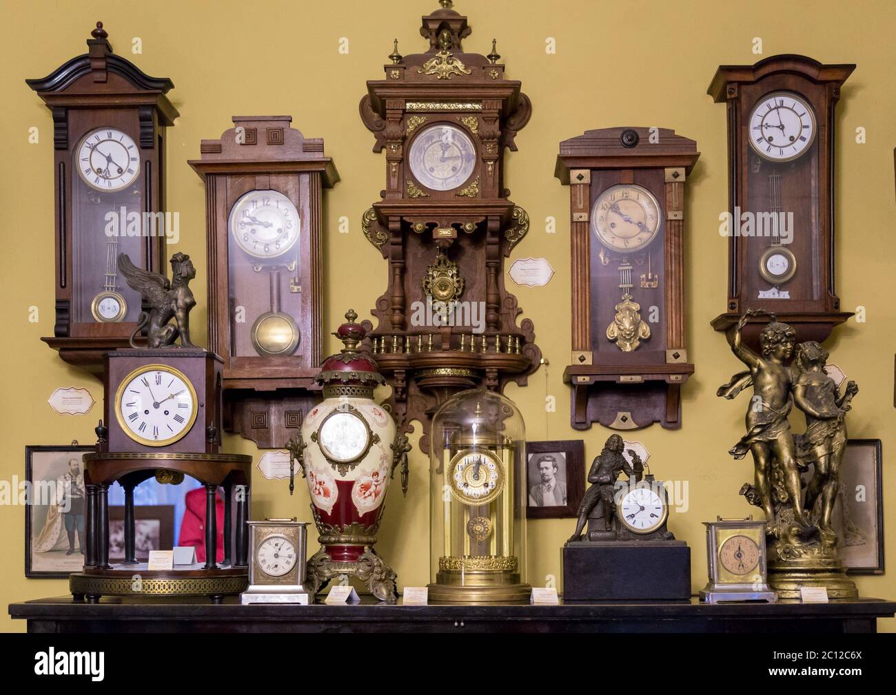 Vintage clocks hi-res stock photography and images - Alamy