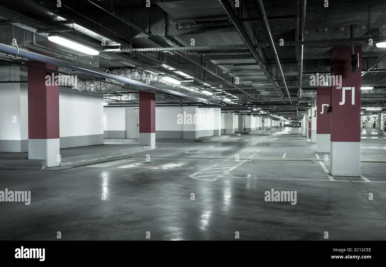Empty underground parking garage Stock Photo - Alamy
