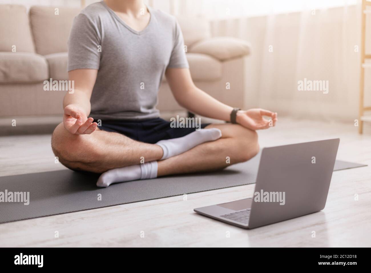 Floor pose hi-res stock photography and images - Alamy