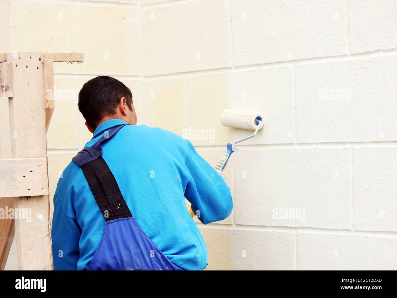 Man paint wall hi-res stock photography and images - Alamy