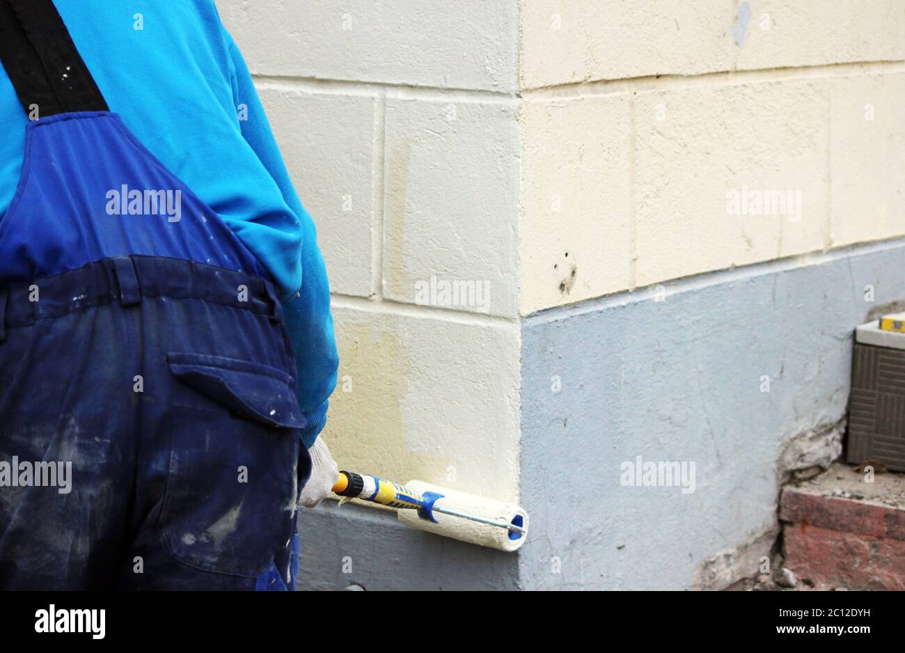 Man paint wall hi-res stock photography and images - Alamy