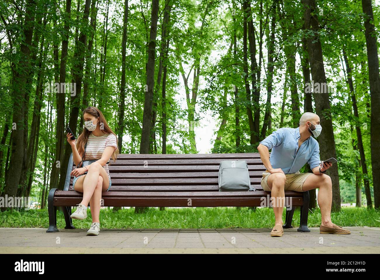 Man sitting opposite woman hi-res stock photography and images - Alamy
