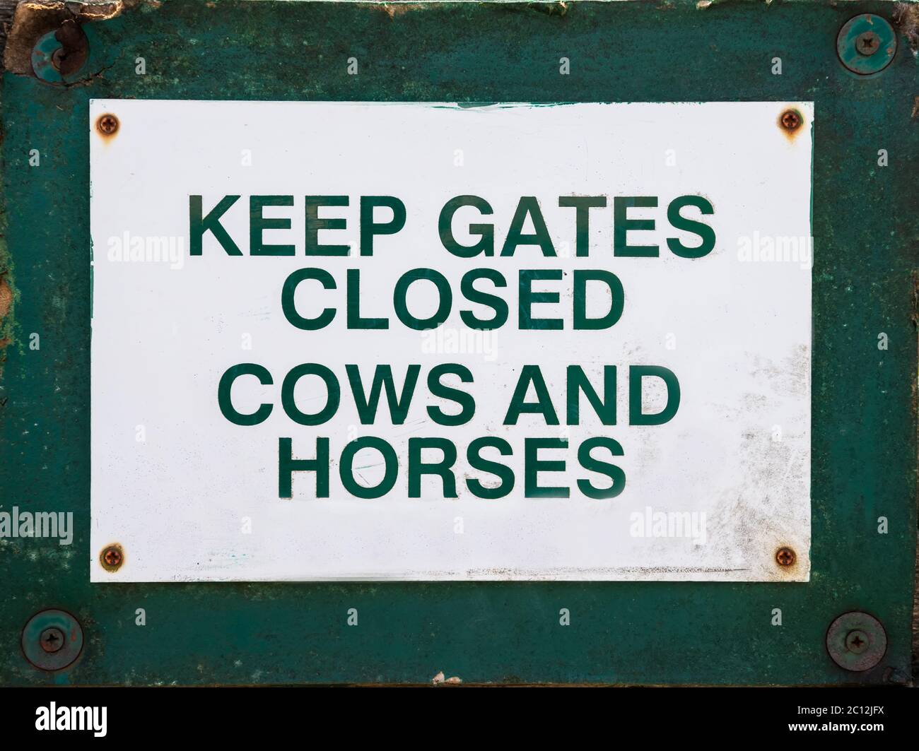 Livestock please close the gate sign hi-res stock photography and ...