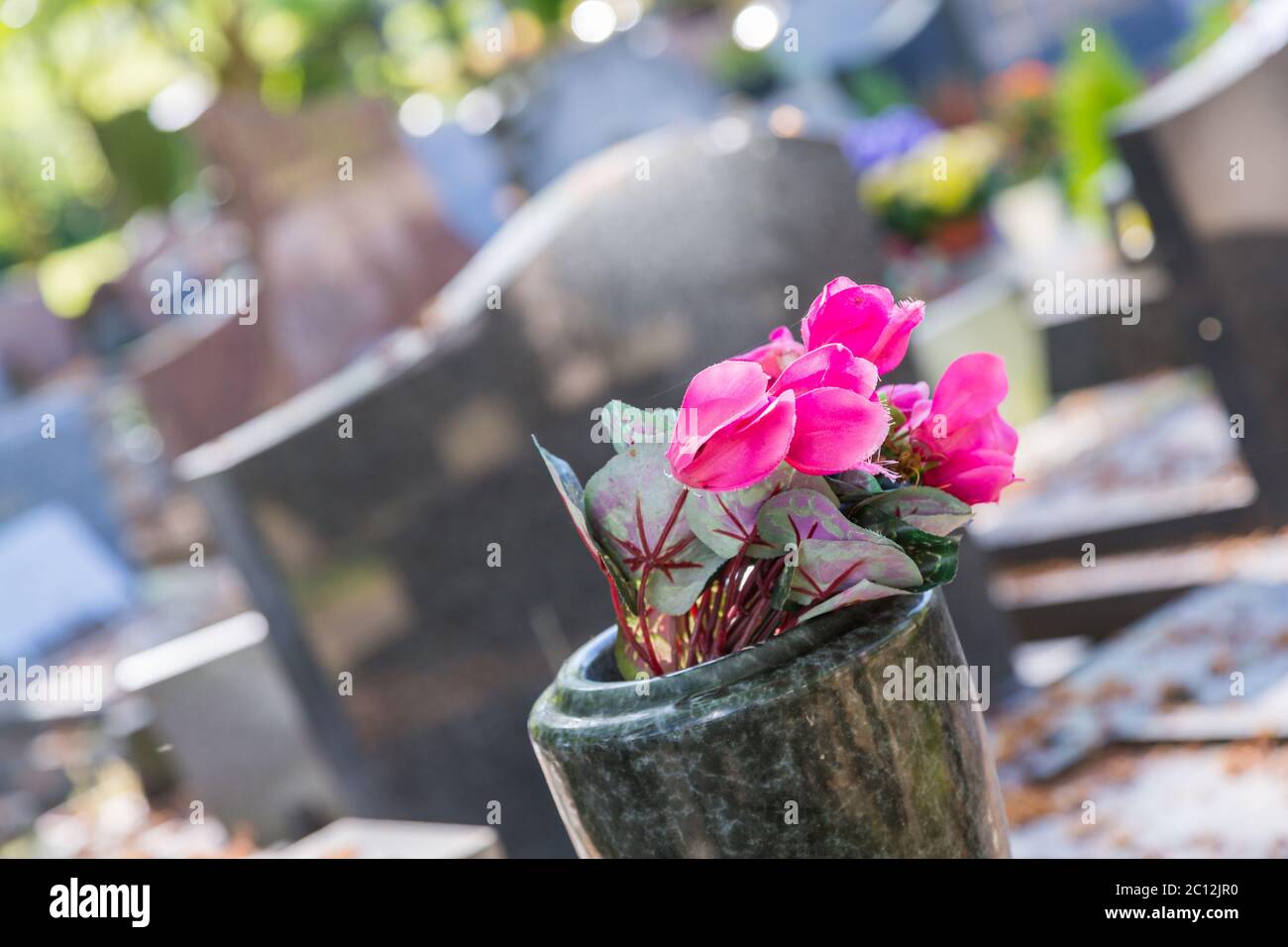 Flowers grave gravesite cemetery hi-res stock photography and images ...