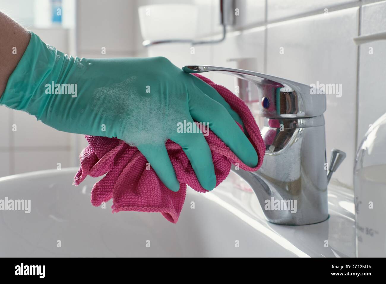 Swiping hand hi-res stock photography and images - Alamy