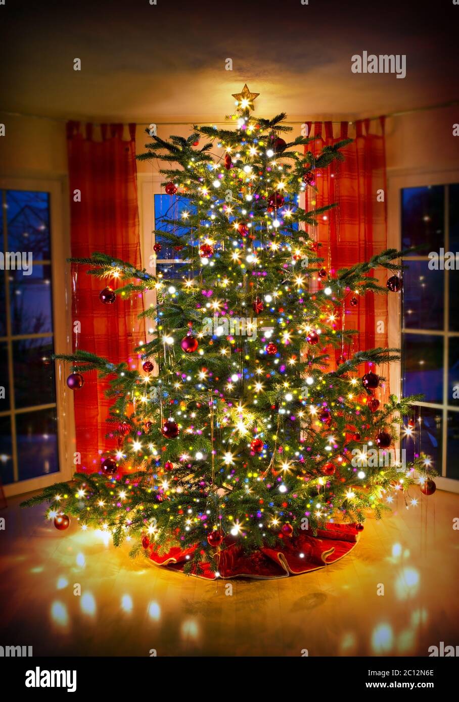 Lighted decorated Christmas tree in living room Stock Photo - Alamy