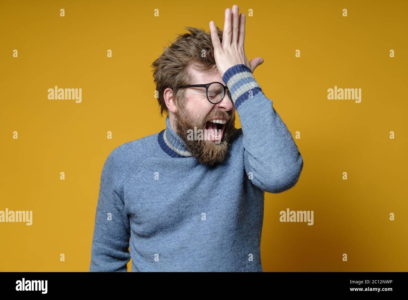 Excited Caucasian man put hand on his forehead and tries to remember ...
