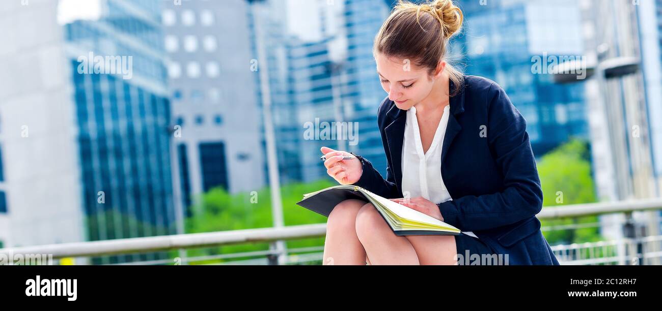 Office worker taking notes hi-res stock photography and images - Alamy