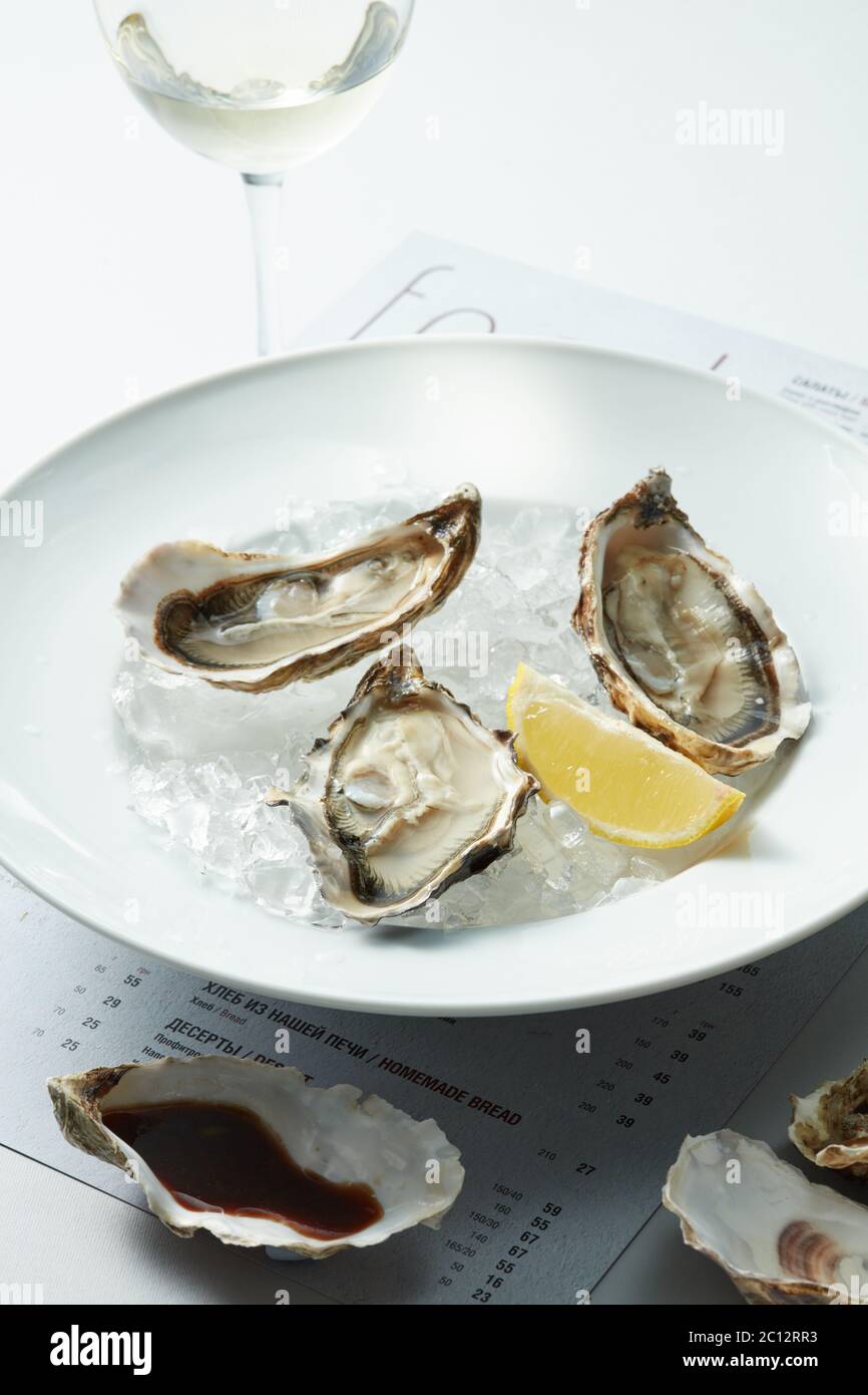 Oysters dozen raw oysters hi-res stock photography and images - Alamy