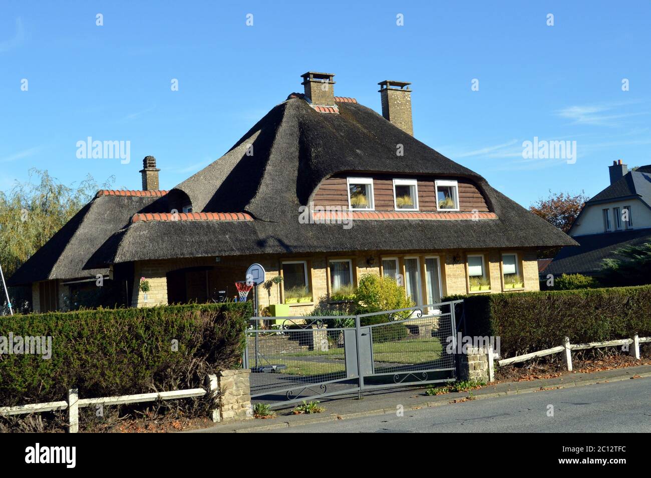 House in stones with a roof in thatch and oval curves Stock Photo - Alamy