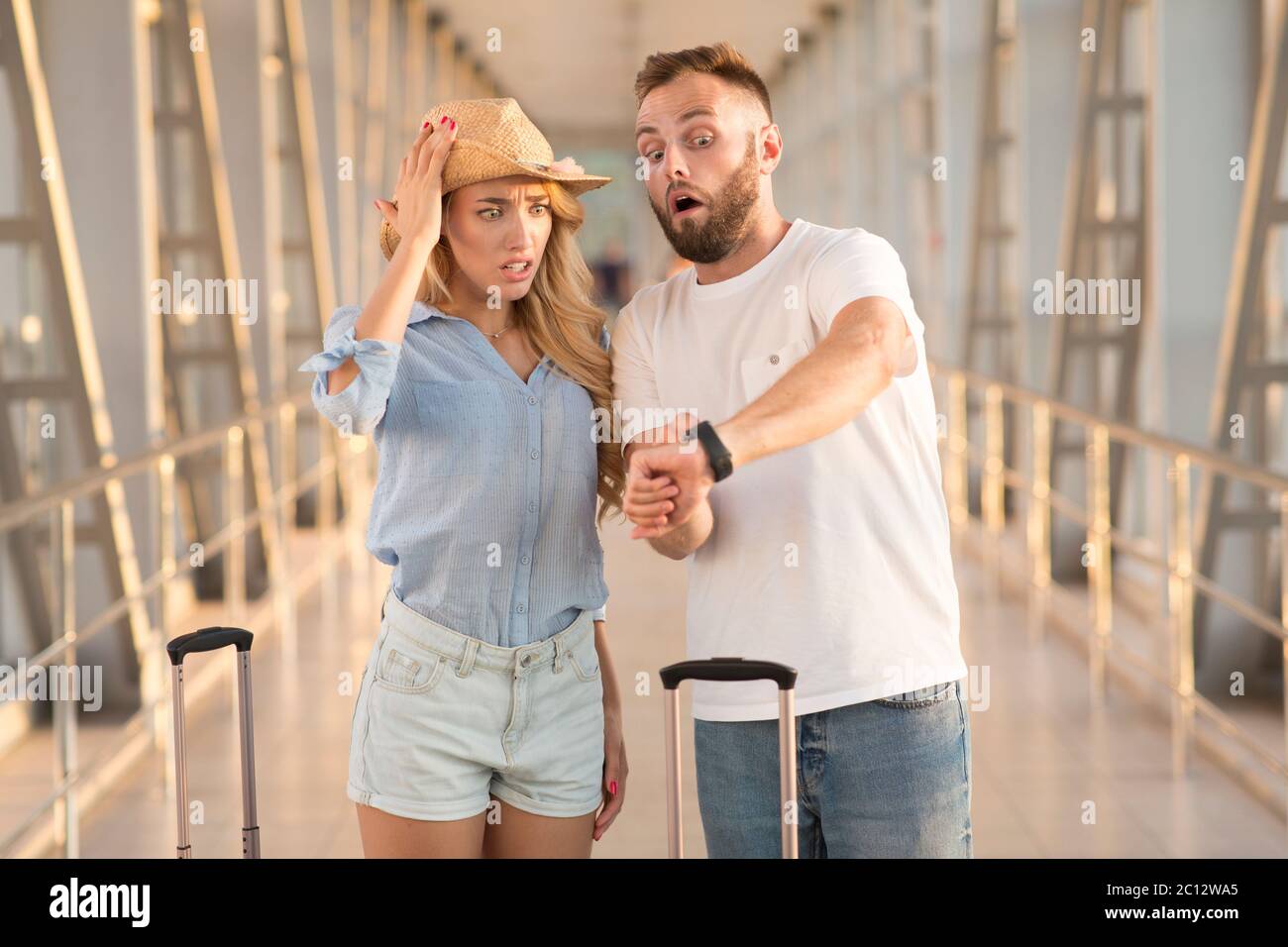 Angry couple airport hi-res stock photography and images - Alamy