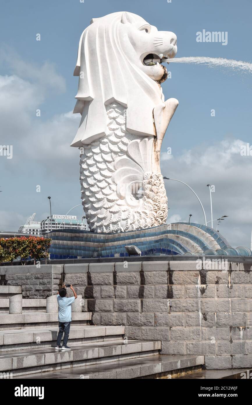 Chinese tourist taking a photo of the Merlion statue in the Merlion ...