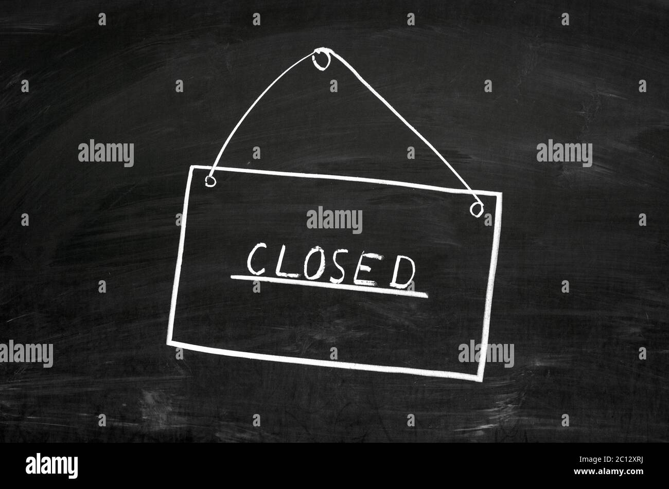 On the blackboard with handwritten word closed Stock Photo - Alamy