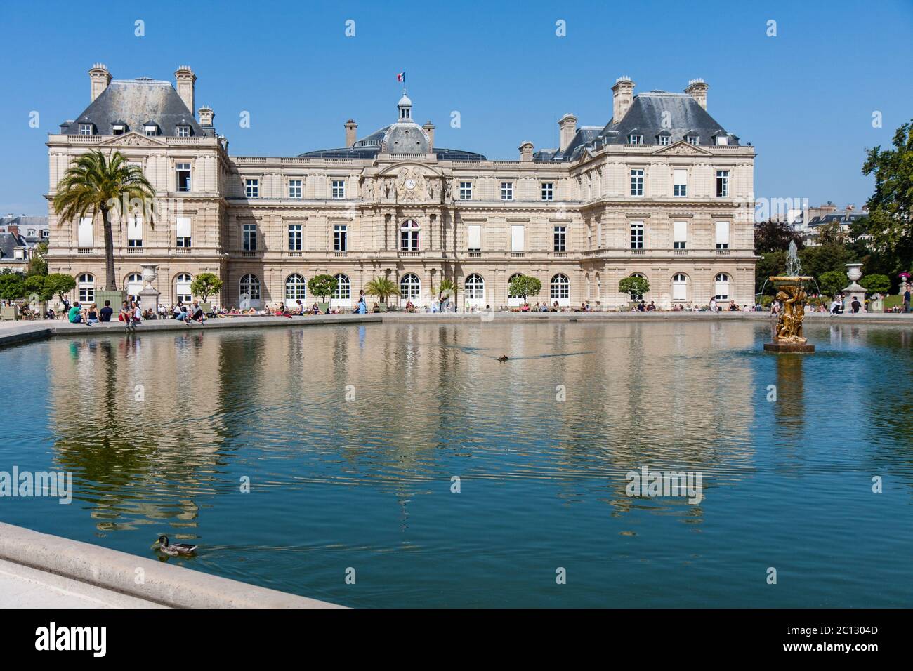 Palais du Luxembourg and fountain from the Jardin du Luxembourg, Paris ...
