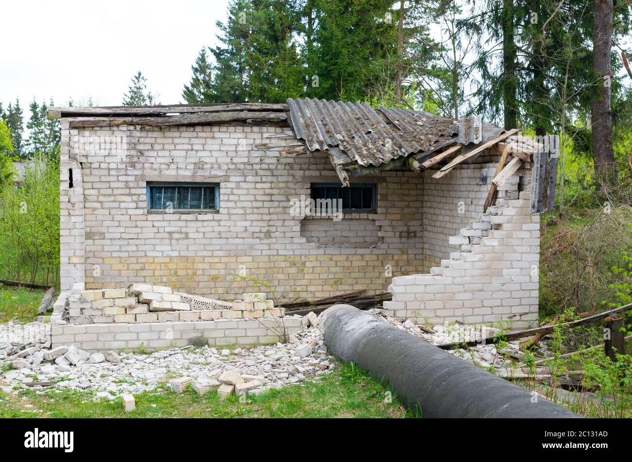 Old shack in woods hi-res stock photography and images - Alamy