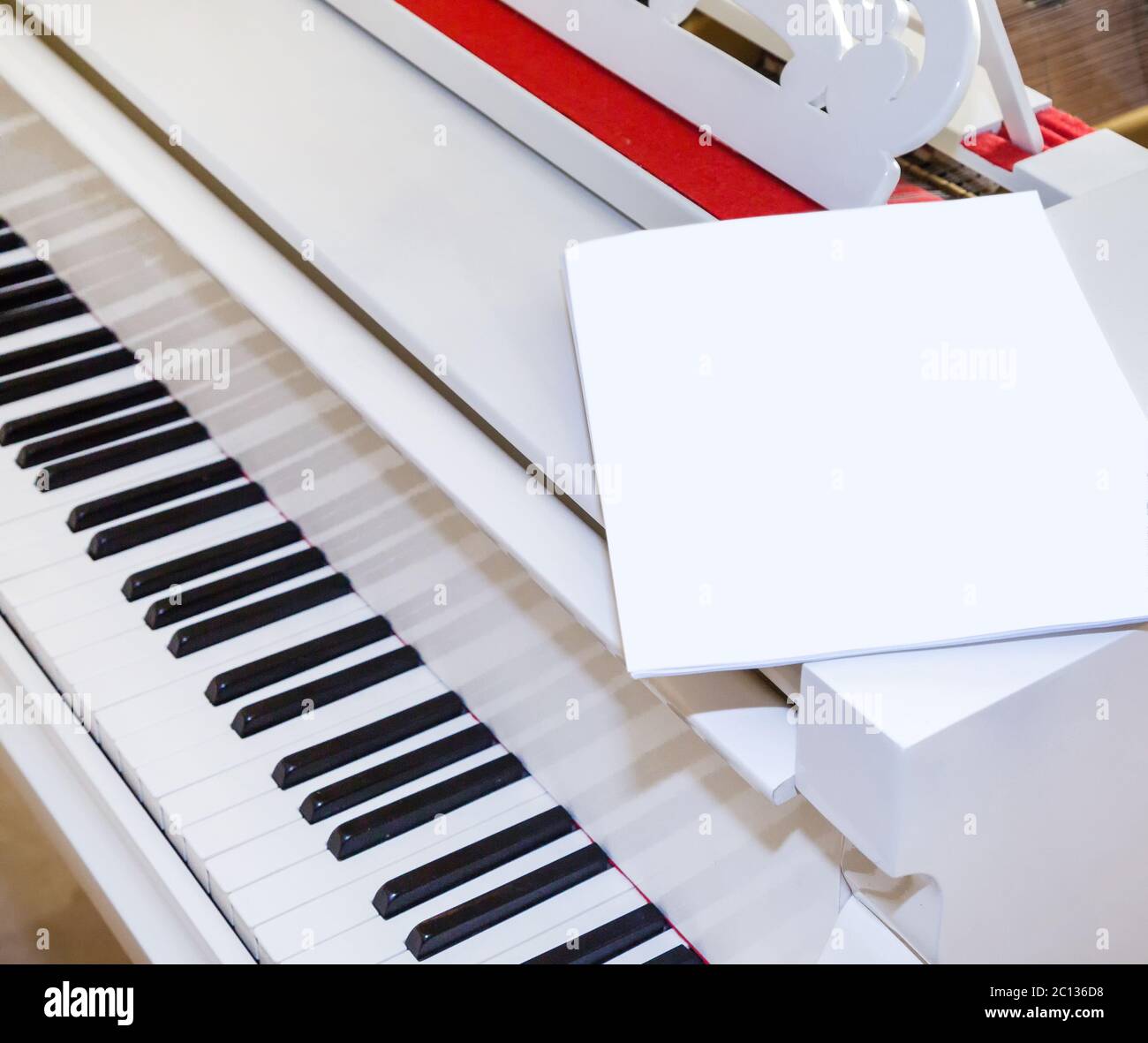 White piano hi-res stock photography and images - Alamy