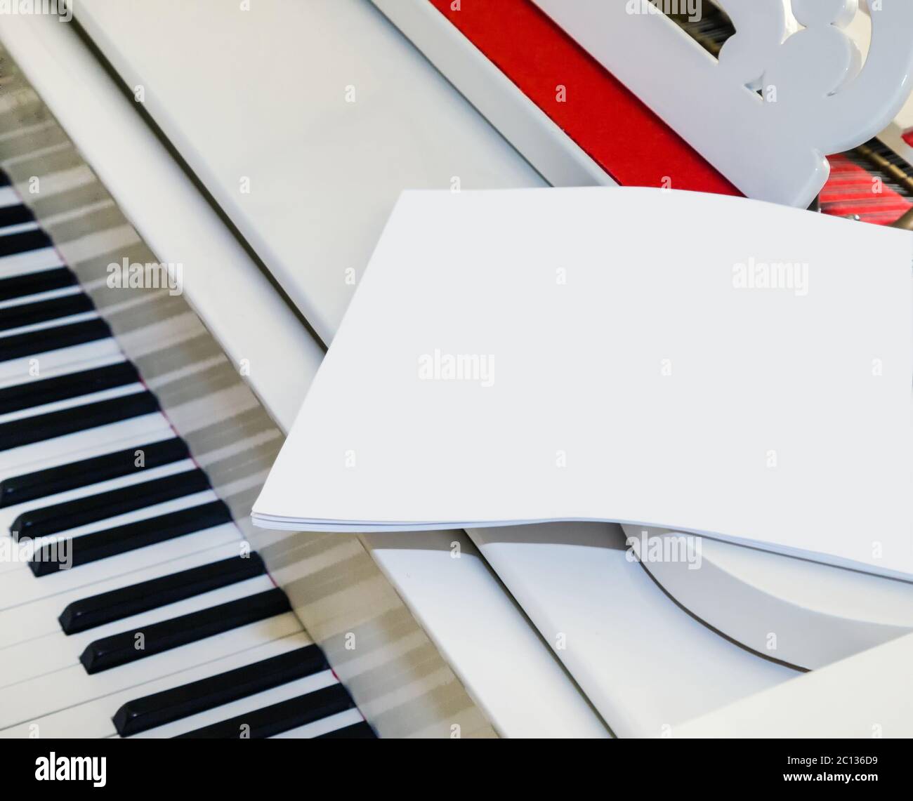 White piano hi-res stock photography and images - Alamy