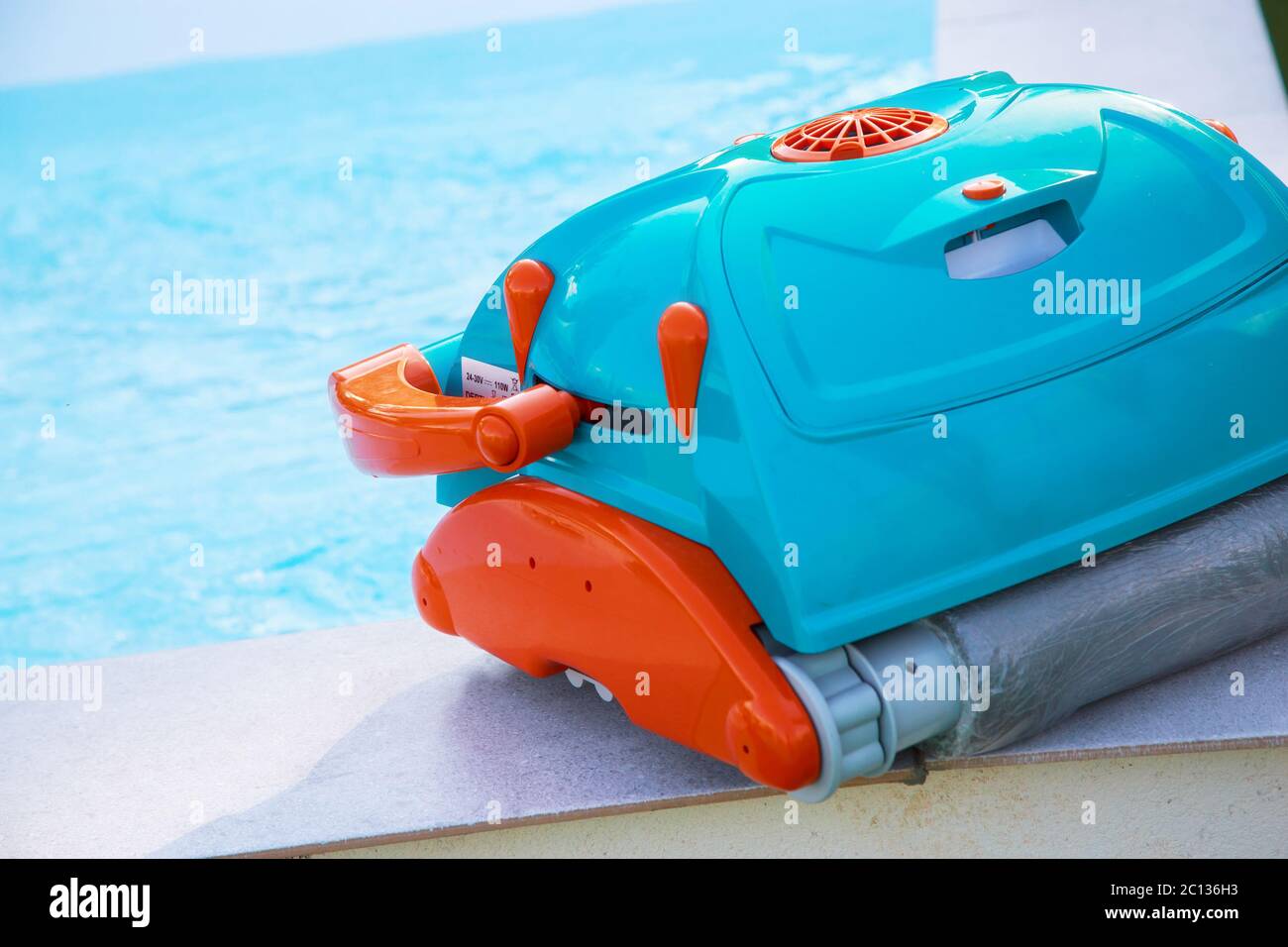 Robot cleaning swimming pool Stock Photo - Alamy