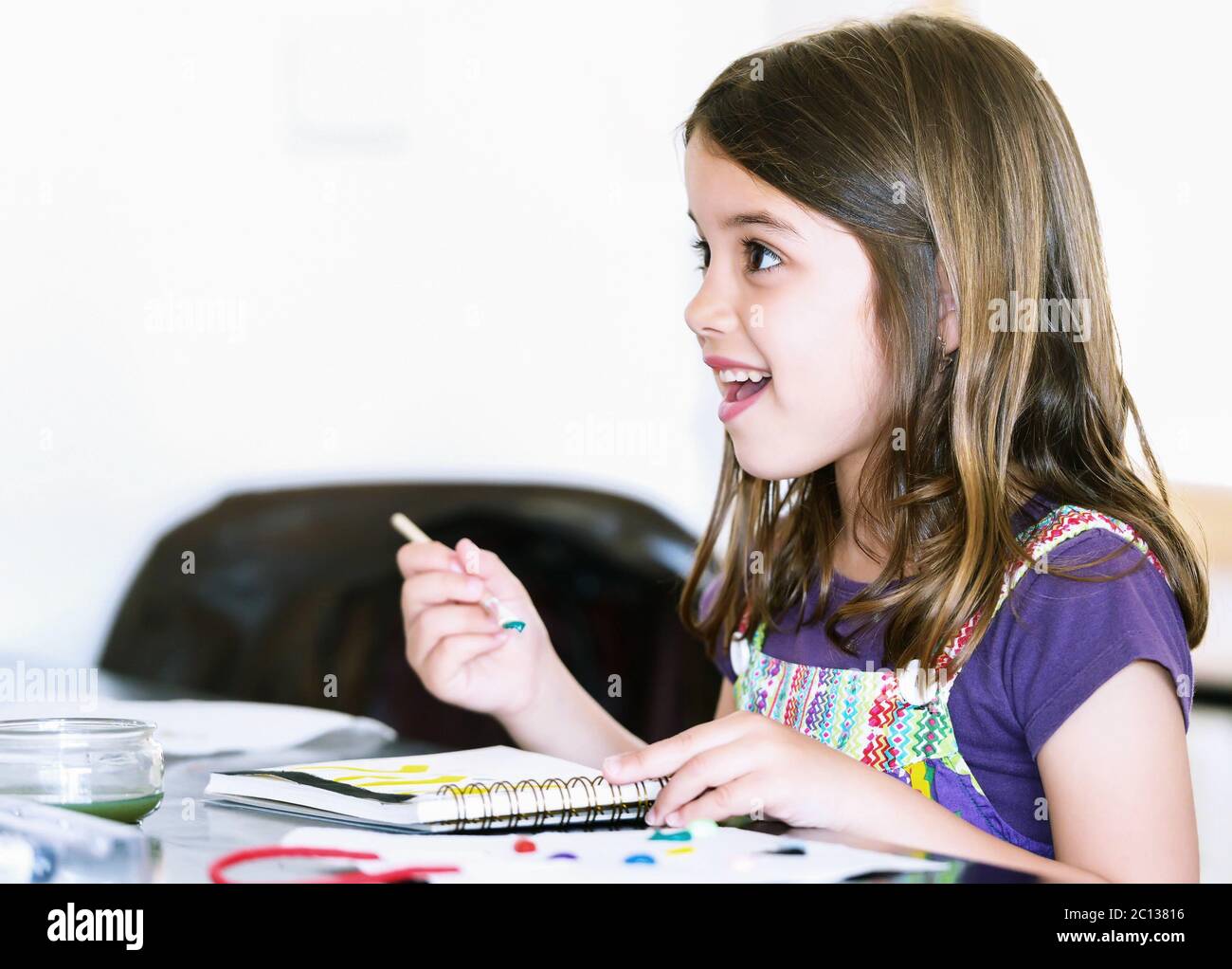 Girl doing crafts hi-res stock photography and images - Alamy