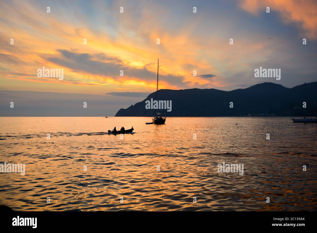 Boats in water at sunset hi-res stock photography and images - Alamy