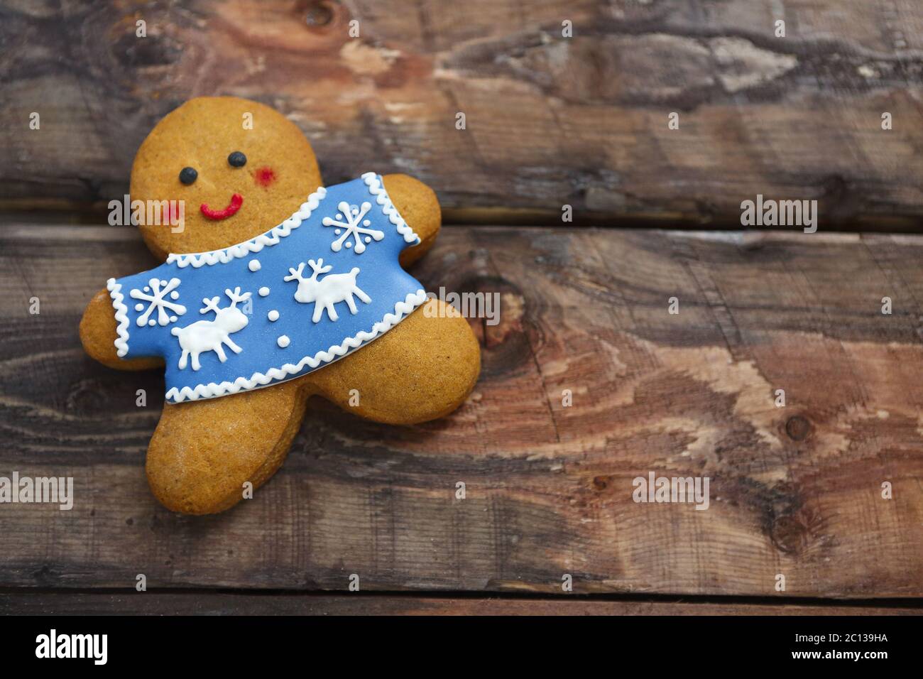 Smiling christmas gingerbread men on wooden background Stock Photo - Alamy