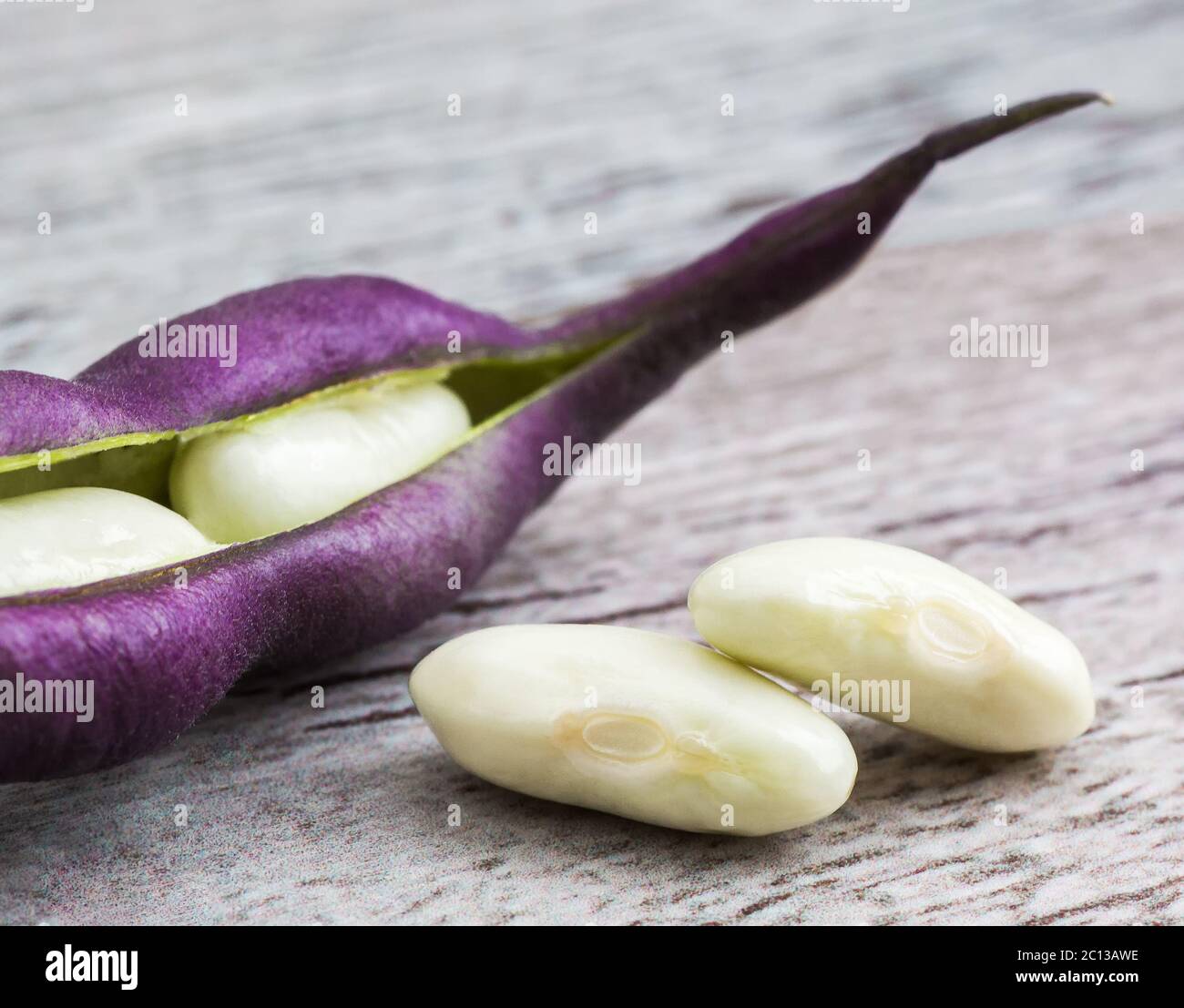 Purple white beans hi-res stock photography and images - Alamy