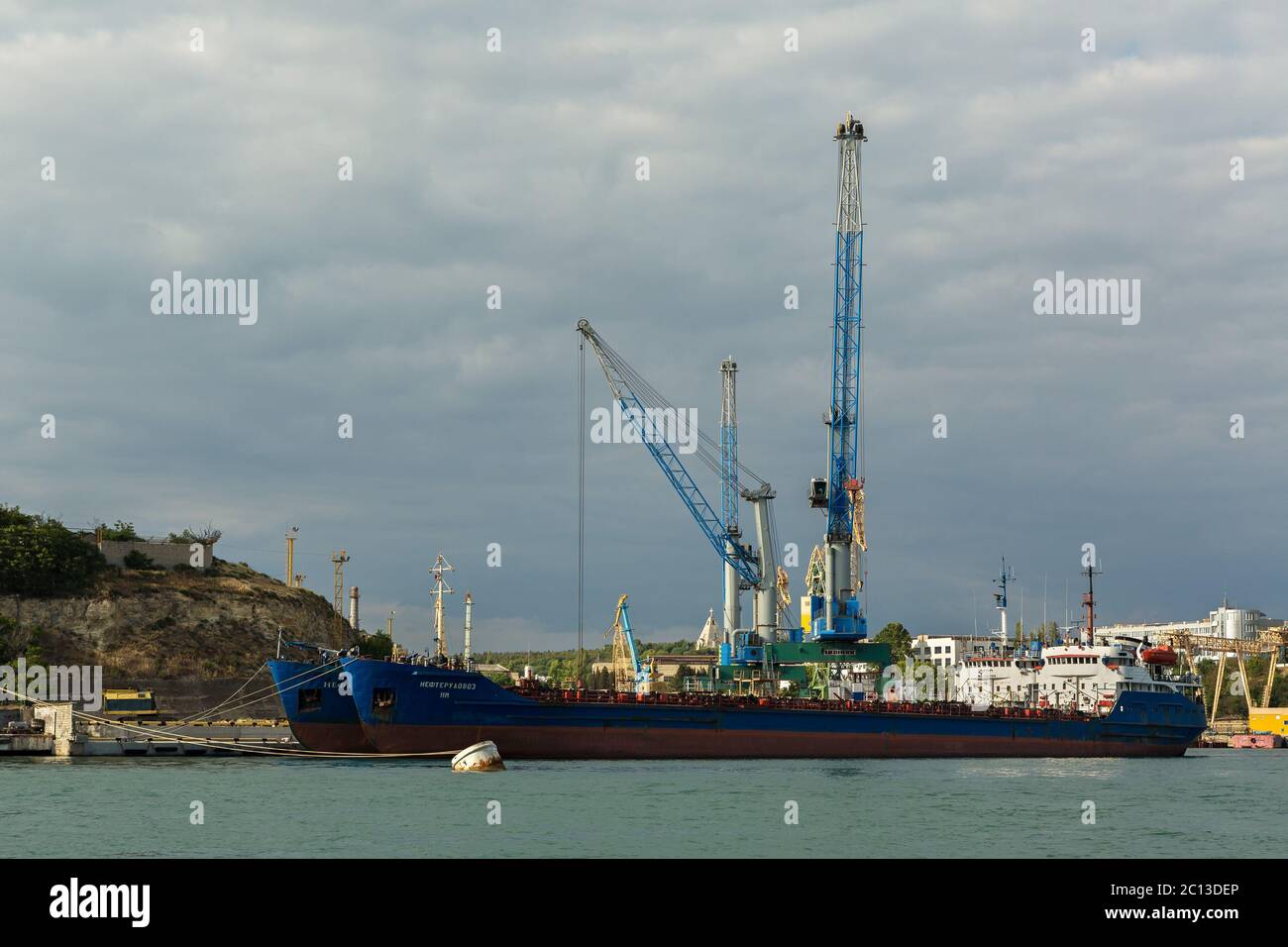 Tanker for the transport of oil and minerals near lifting cargo cranes ...