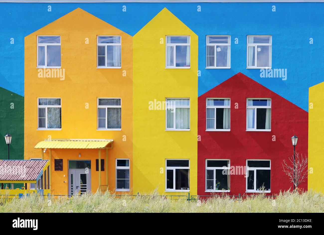 Colorful house children exterior hi-res stock photography and images ...