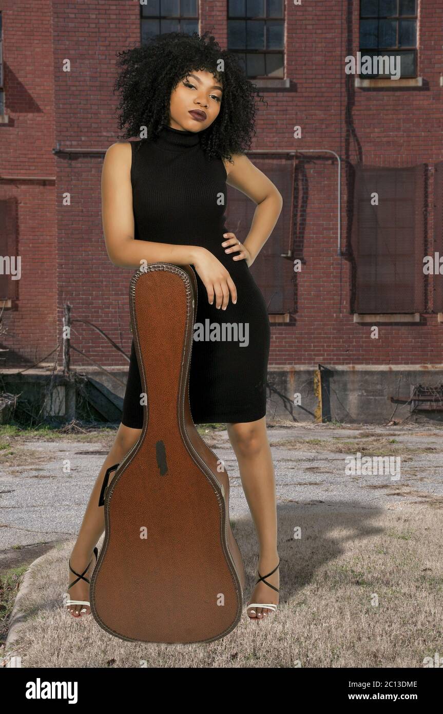African singer guitar hi-res stock photography and images - Alamy