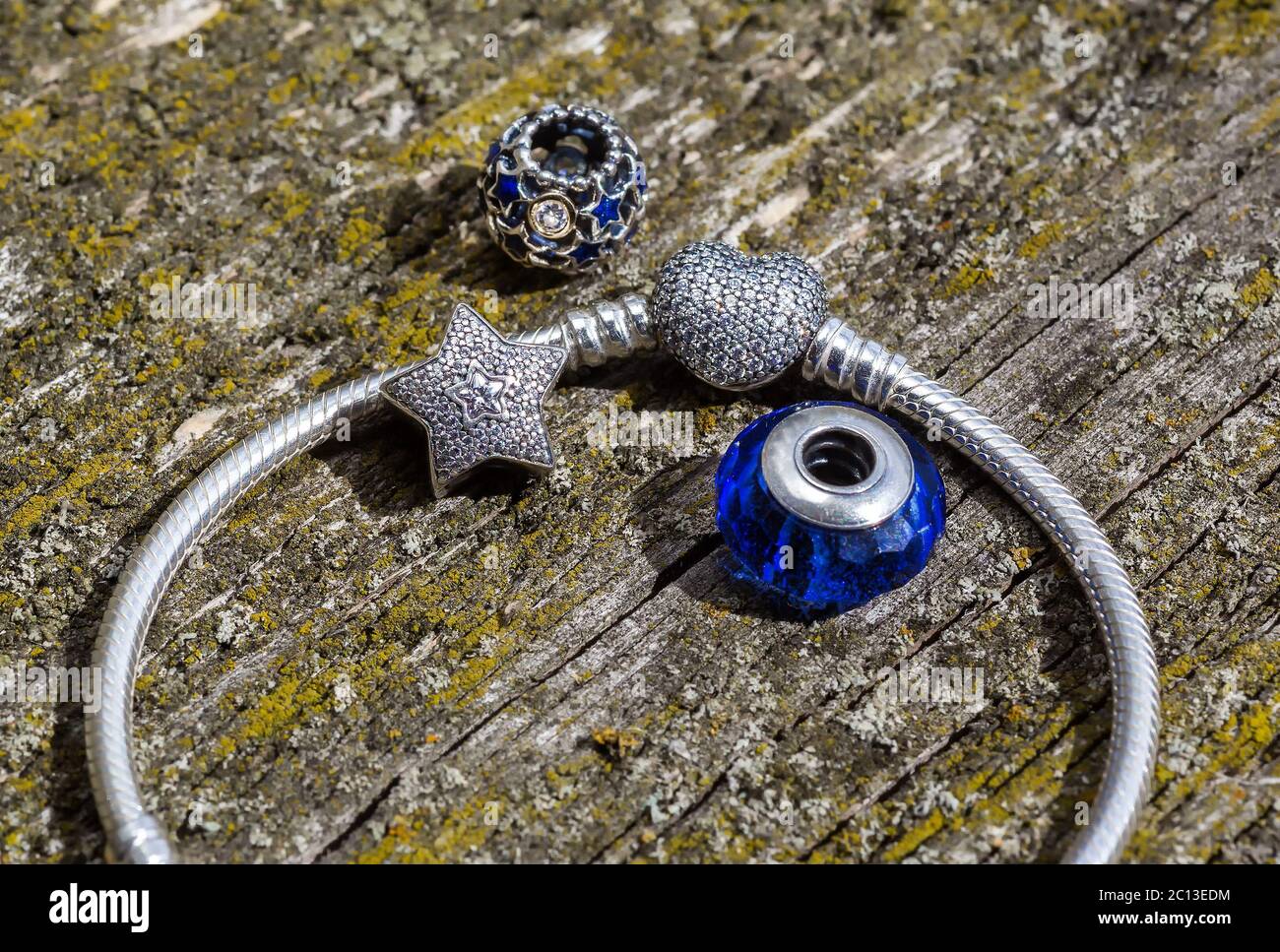 Macro jewelry hi-res stock photography and images - Alamy