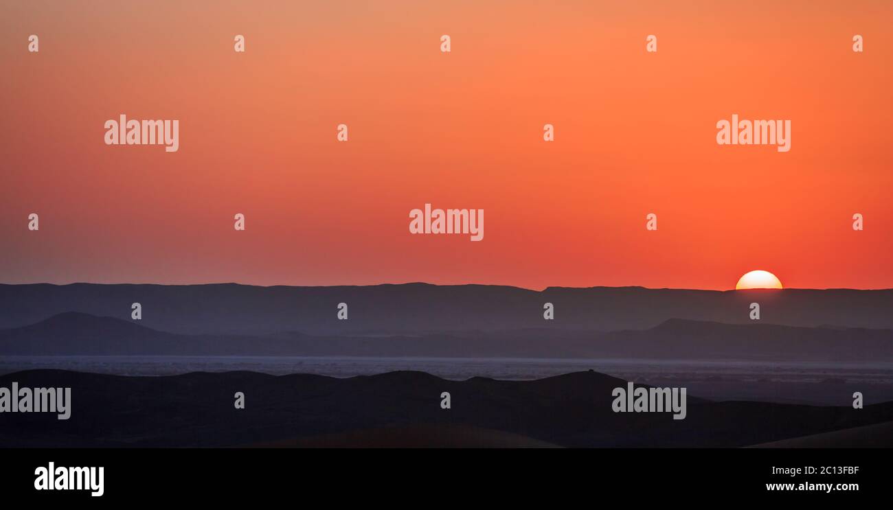 Beautiful sunset over the sand dunes in the Sahara desert, Morocco ...