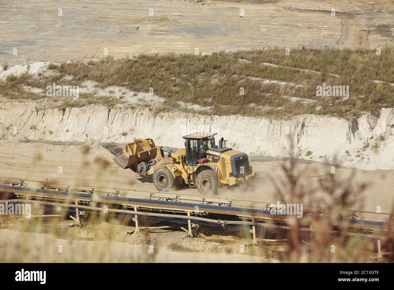 Opencast mining Inden - wheel loader Stock Photo - Alamy