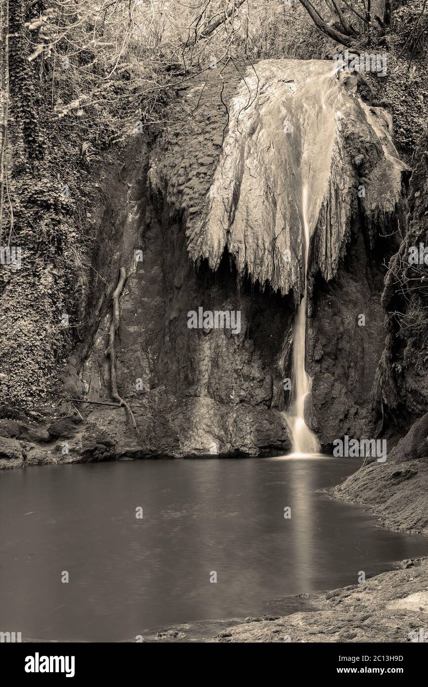 Black and white waterfall hi-res stock photography and images - Alamy