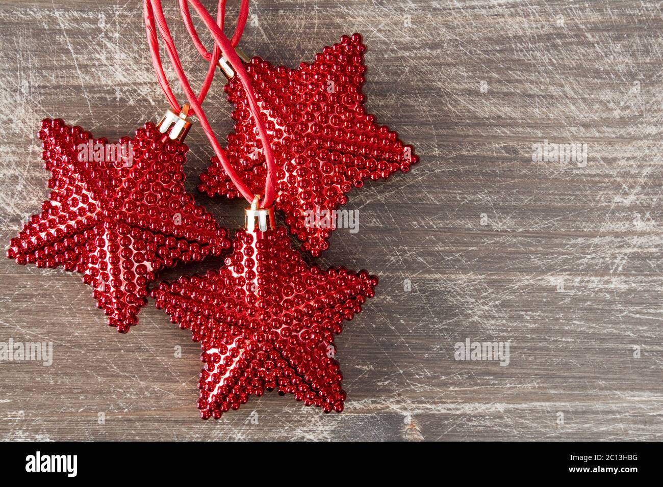 Red shiny stars on a wooden background Stock Photo - Alamy