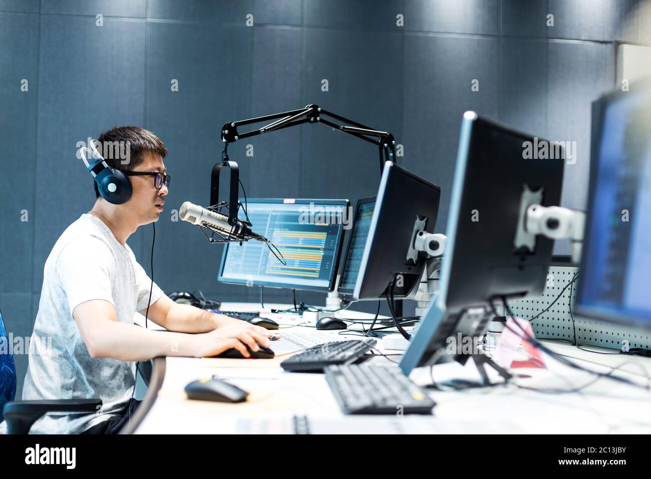 Broadcast announcer hi-res stock photography and images - Alamy