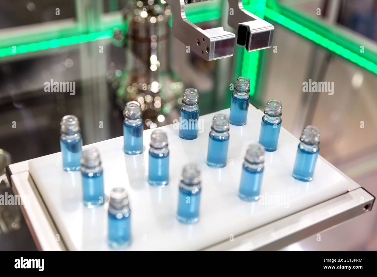 Lab sample robot hi-res stock photography and images - Alamy