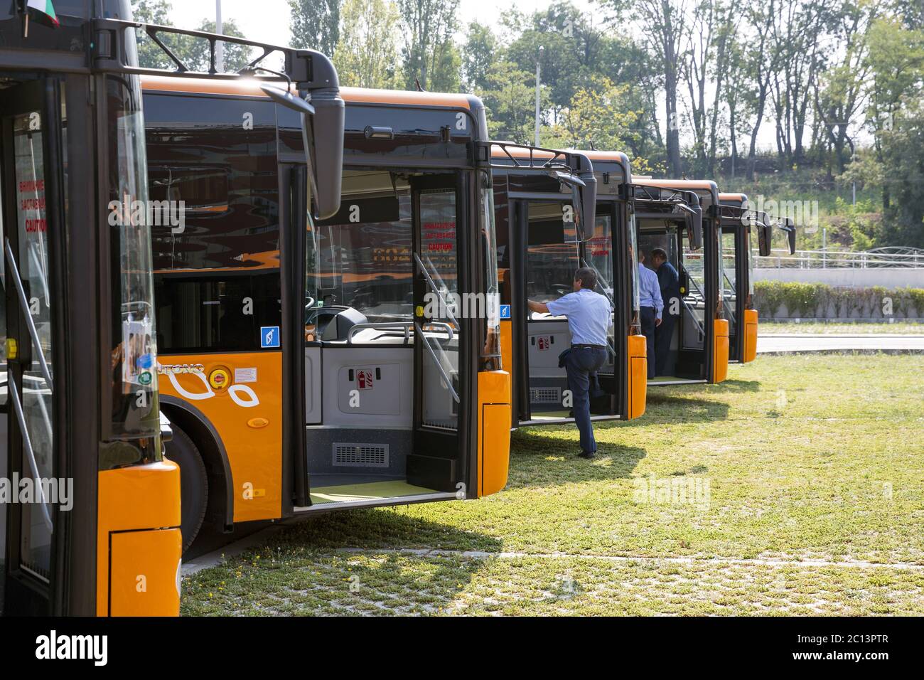 Busses in a row hi-res stock photography and images - Alamy