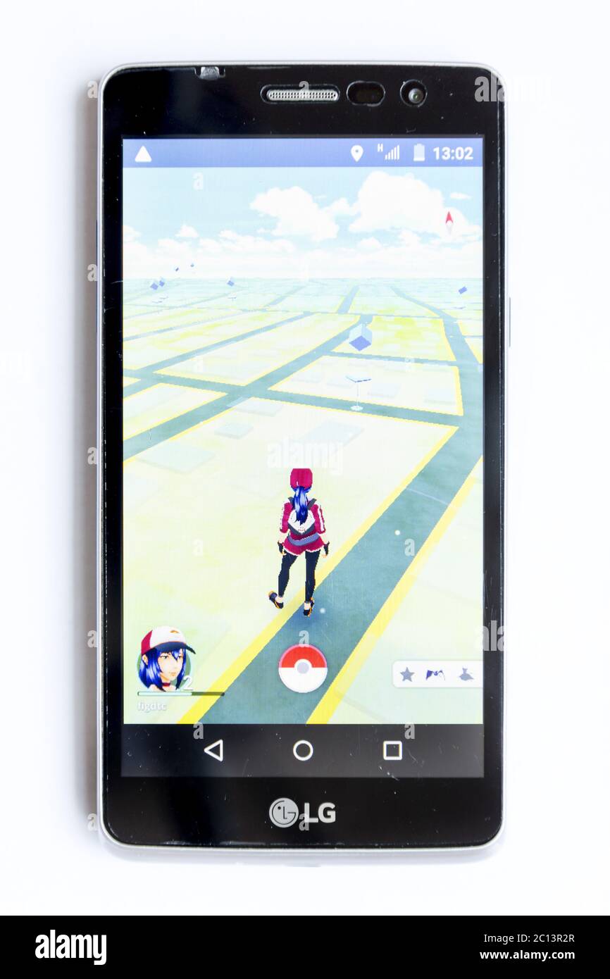 Young people playing pokemon go hi-res stock photography and images - Alamy