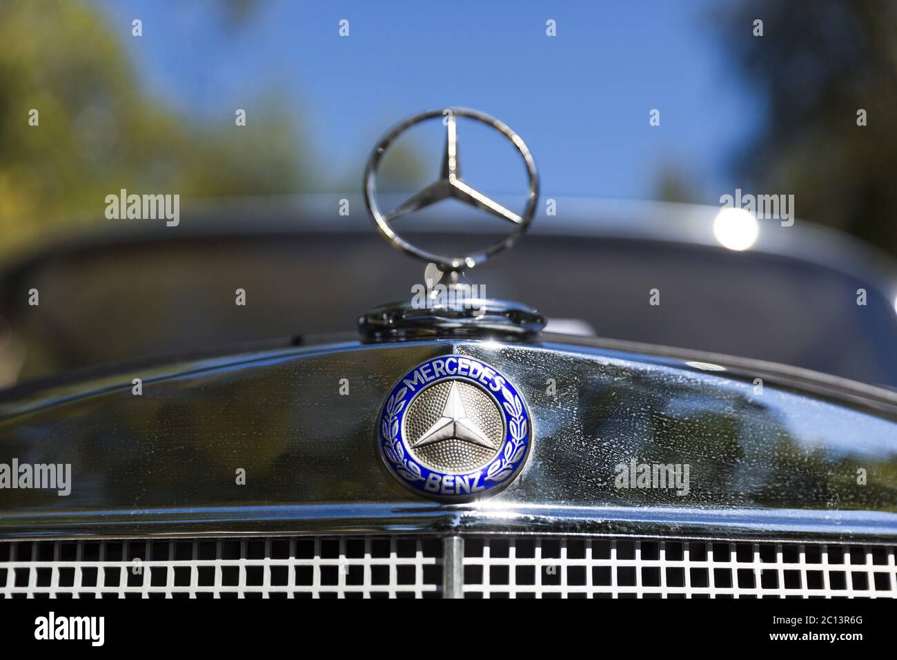 Retro Mercedes-Benz car logo Stock Photo - Alamy