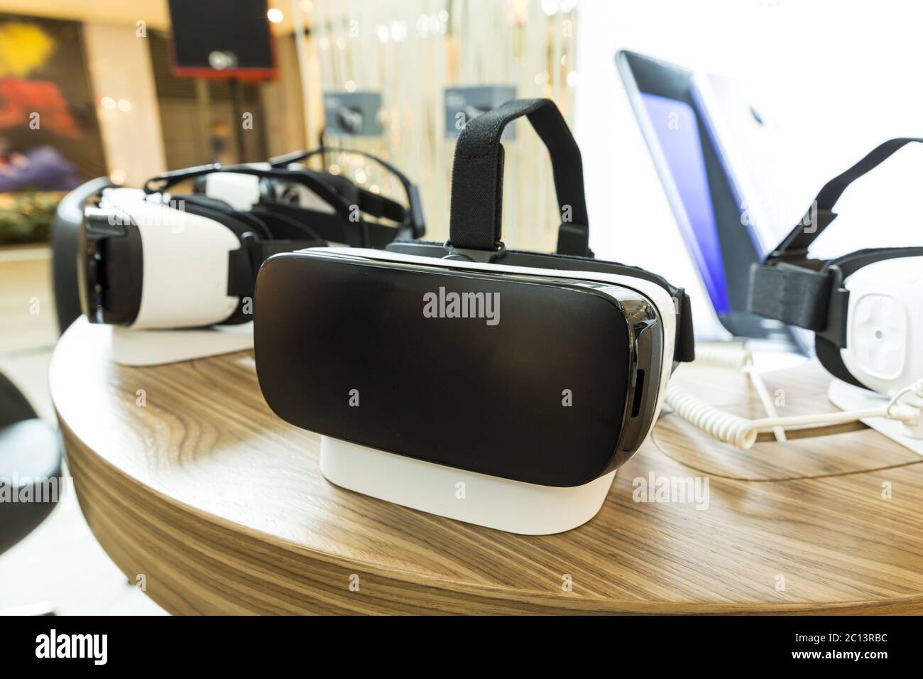 Vr sets hi-res stock photography and images - Alamy