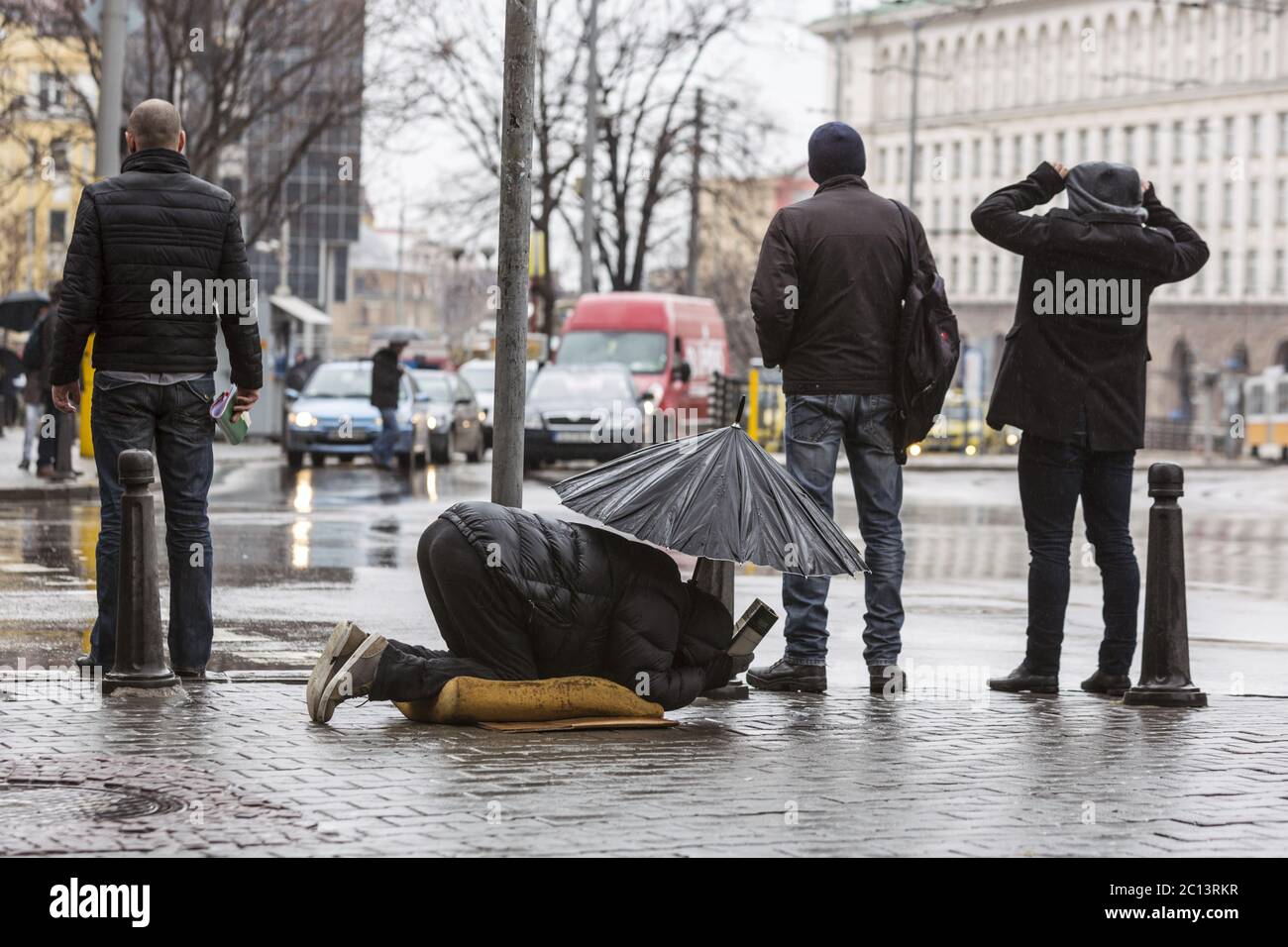 Homeless man in the rain hi-res stock photography and images - Alamy