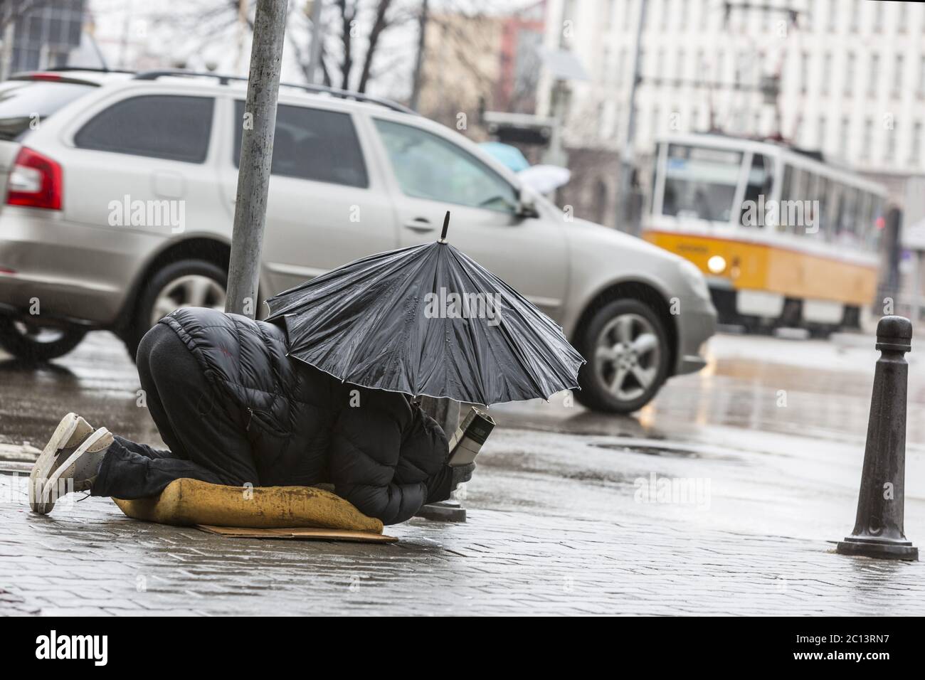 Homeless man in the rain hi-res stock photography and images - Alamy