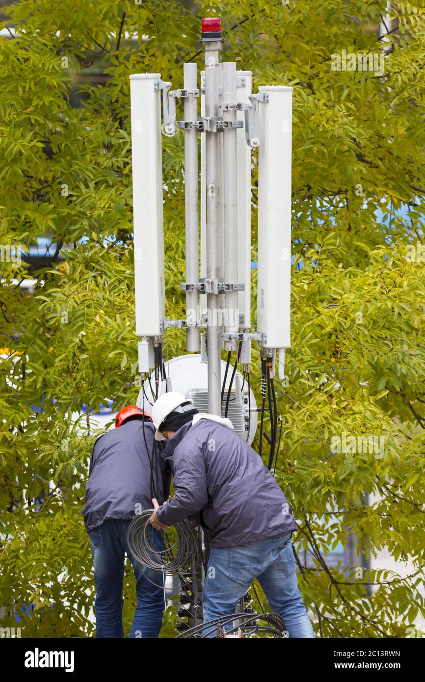 Telecommunication workers hi-res stock photography and images - Alamy