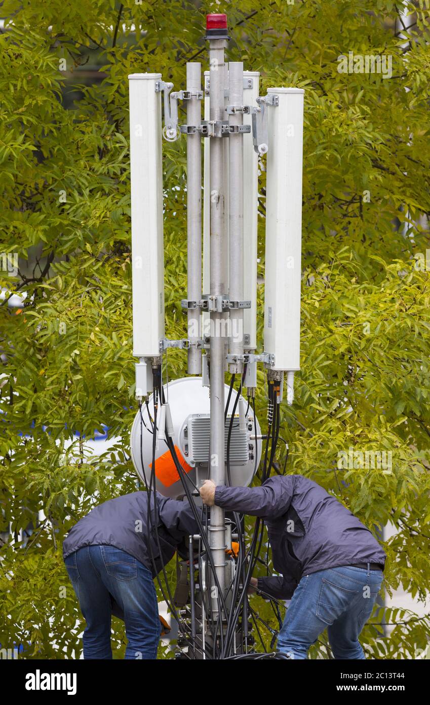 Telecommunication workers hi-res stock photography and images - Alamy