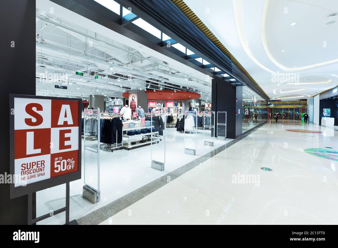 corridor with sign of sale in modern shopping mall Stock Photo - Alamy