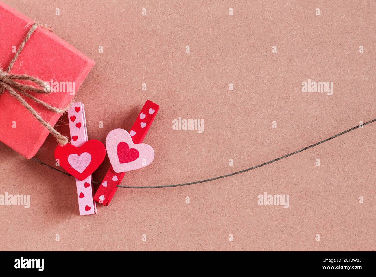 Wire gift box hi-res stock photography and images - Alamy