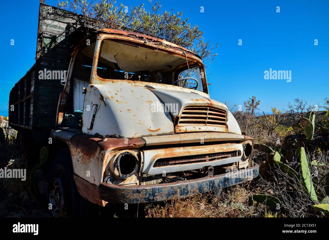 Rusty abandoned truck hi-res stock photography and images - Alamy