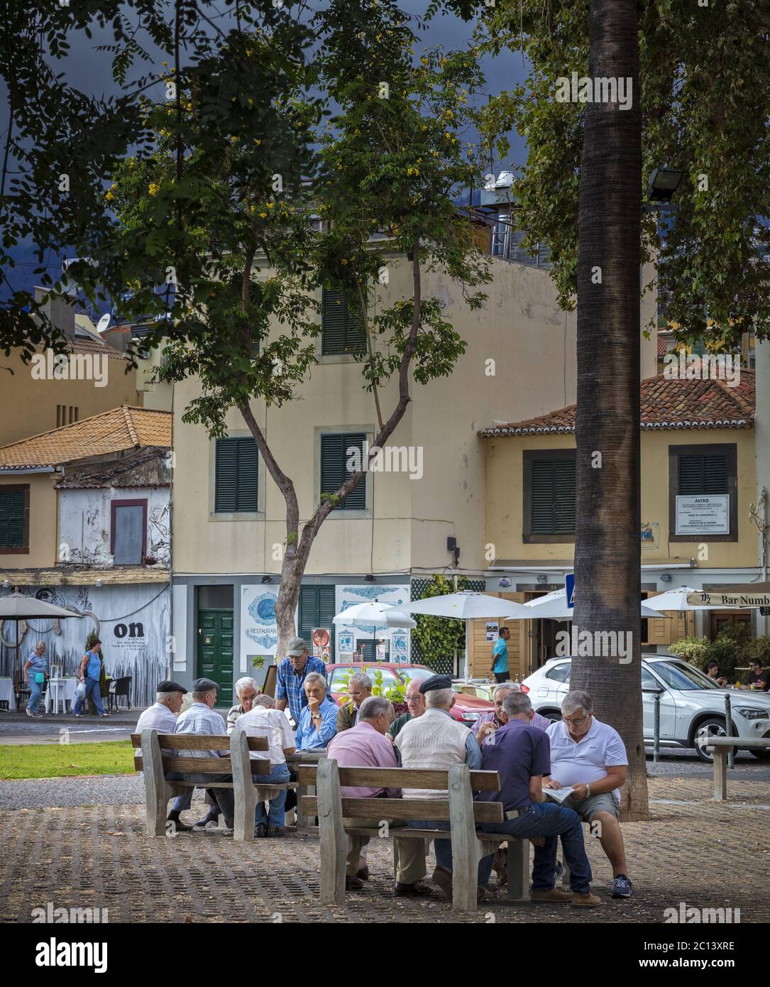 Seniors in the park hi-res stock photography and images - Alamy