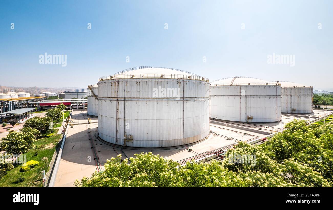 Modern oil refinery hi-res stock photography and images - Alamy